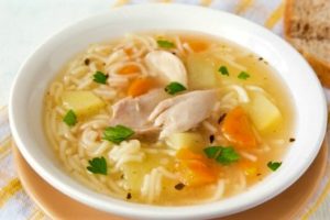 Cómo hacer una sopa de pollo – Flor Manchega